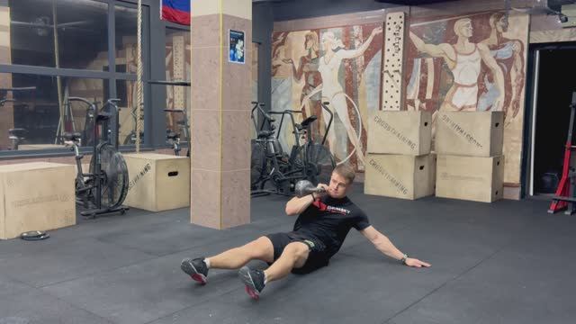 Подъемы корпуса с гирей у груди (Турецкий ситап)