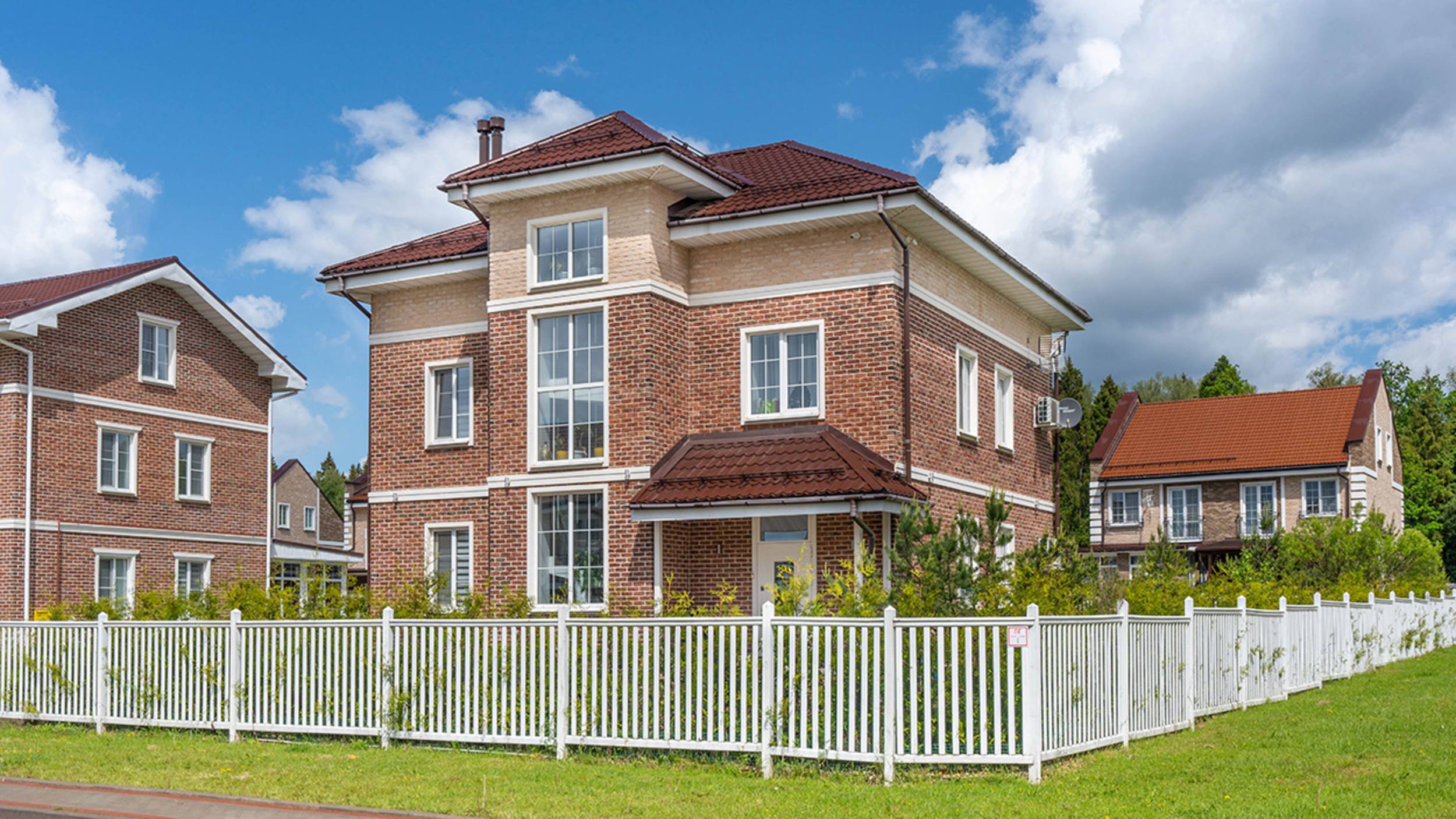 СТИЛЬНЫЙ  ДОМ В КОТТЕДЖНОМ ПОСЕЛКЕ "ФЕДОСКИНО ПАРК"