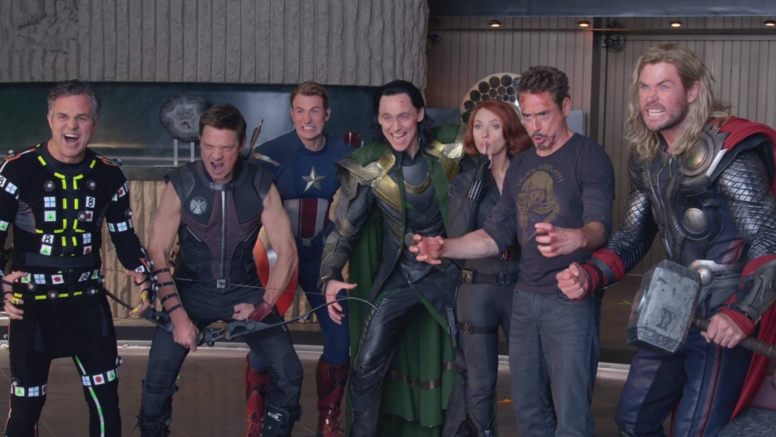 Герои вселенной Marvel зажигают. Забавные дубли 😀