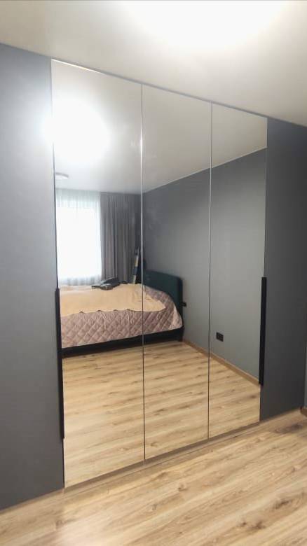 Леони - пятистворчатый зеркальный распашной шкаф в спальню, графитового цвета на заказ в Москве