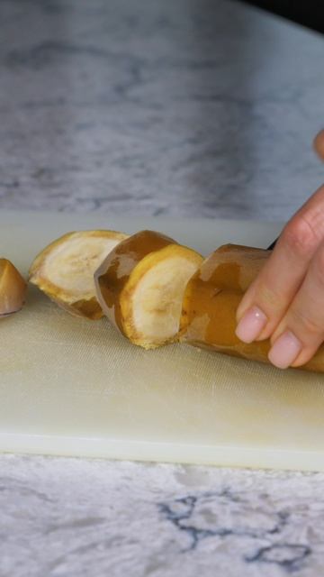 Проверяем популярный лайфхак: заморозить бананы, очистить и взбить в блендере…