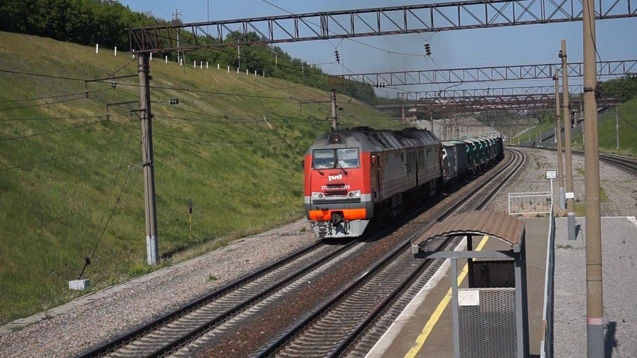 Тепловоз 2ТЭ25КМ-0013 на подъёме.
