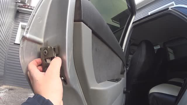 Регулируем замки дверей приора