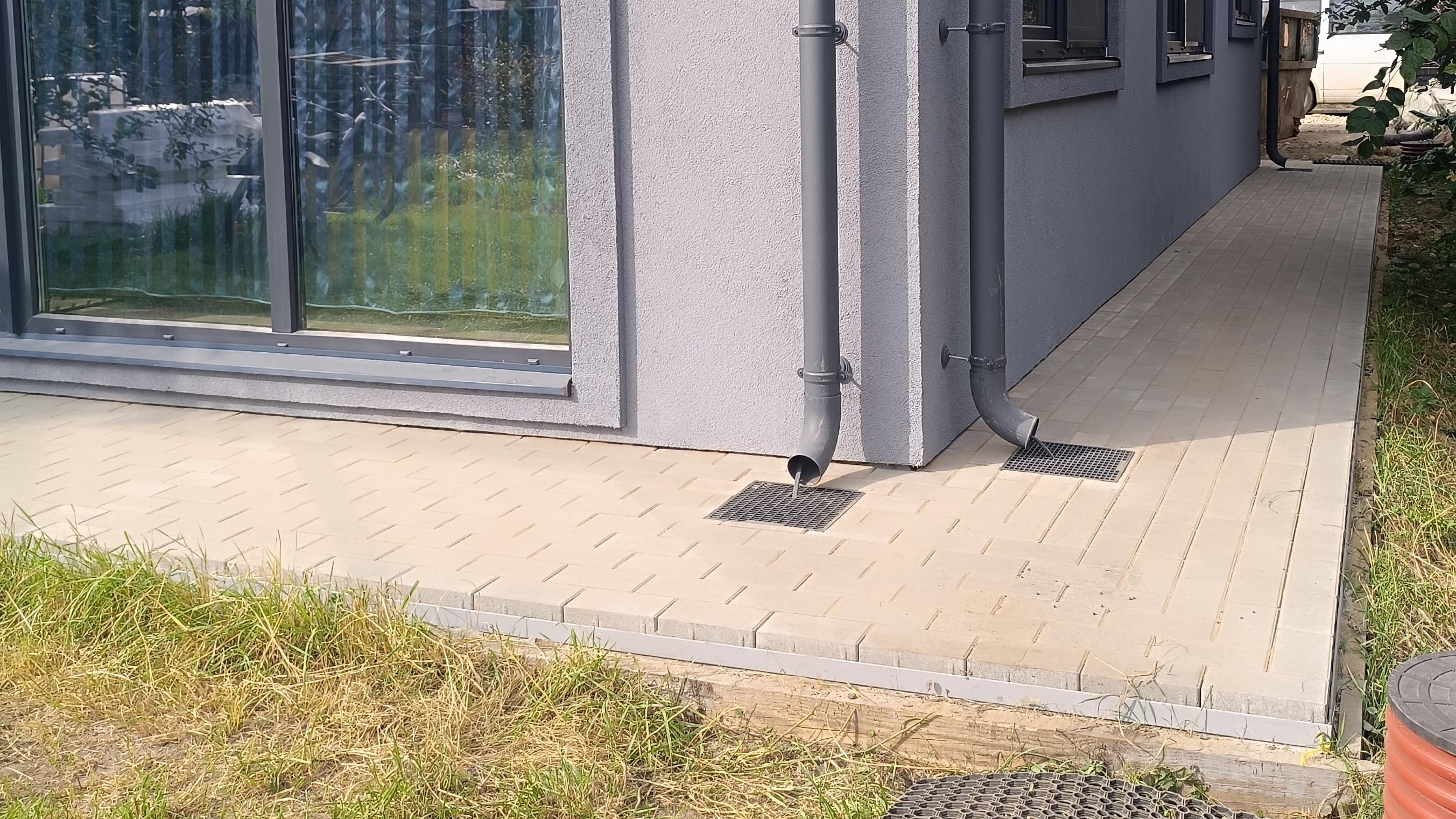 Мощение брусчаткой (отмостки, дорожки, площадки)