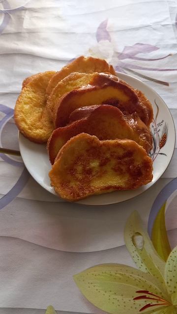 Как пригоовить,вкусные гренки с яйцами и сгущёным молоком.