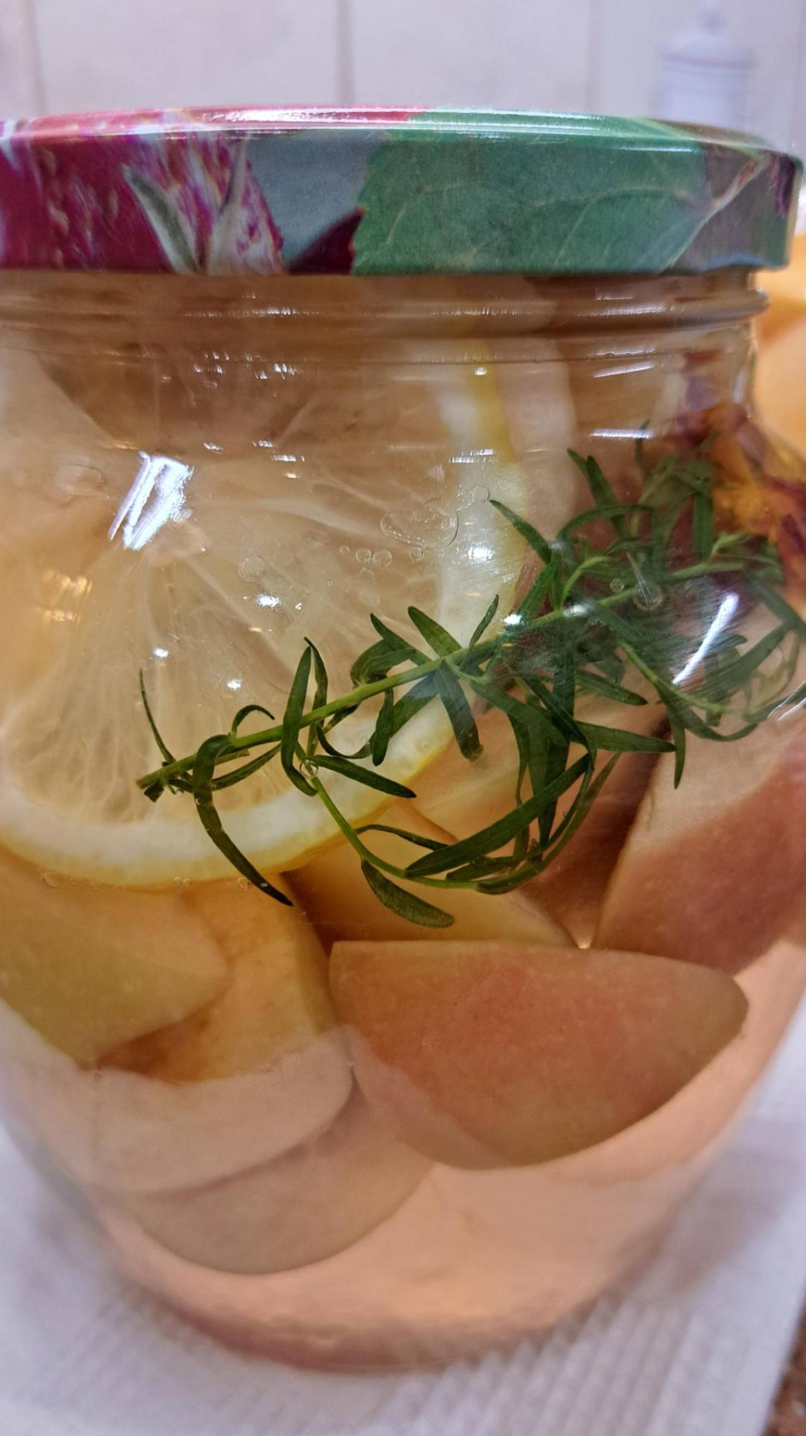 Прячем лето в банки! Яблочный компот с тархуном и бархатцами.