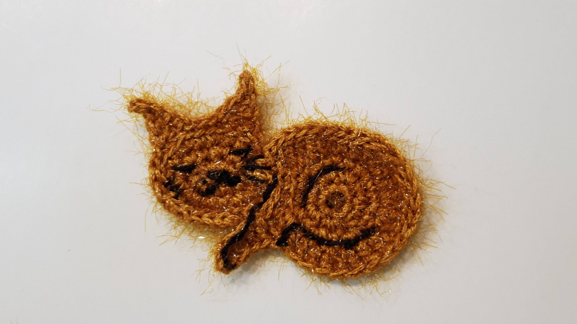 Кошечка для ёлки . Аппликация крючком .Игрушка к новому году .9 × 6 см.