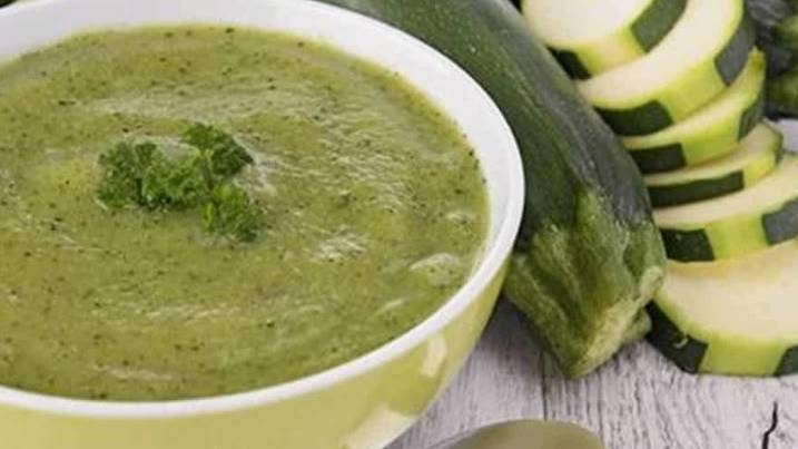 Суп из кабачка, брокколи и стеблей сельдерея.