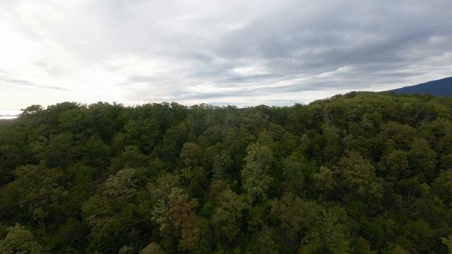 Продолжение полёта между холмами в Абхазии.