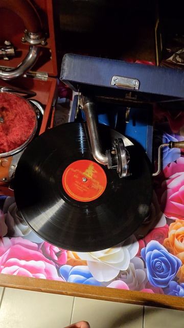 Играет походный складной патефон