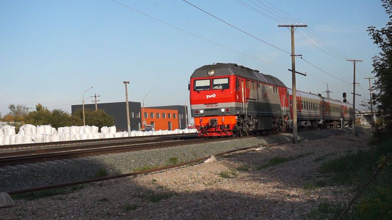 Тепловоз ТЭП70БС-265 с приветливой бригадой.