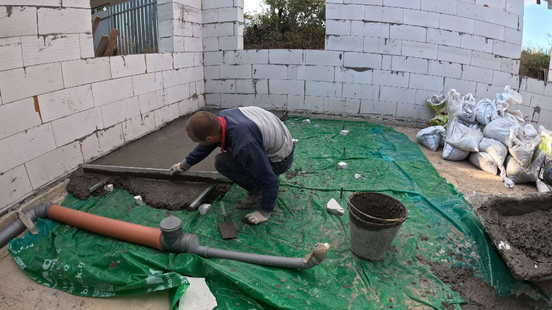 ЗАЛИВКА ЧЕРНОВОЙ СТЯЖКИ В ДОМЕ ЧАСТЬ ПЕРВАЯ #стройка #стяжкапола #строюдом