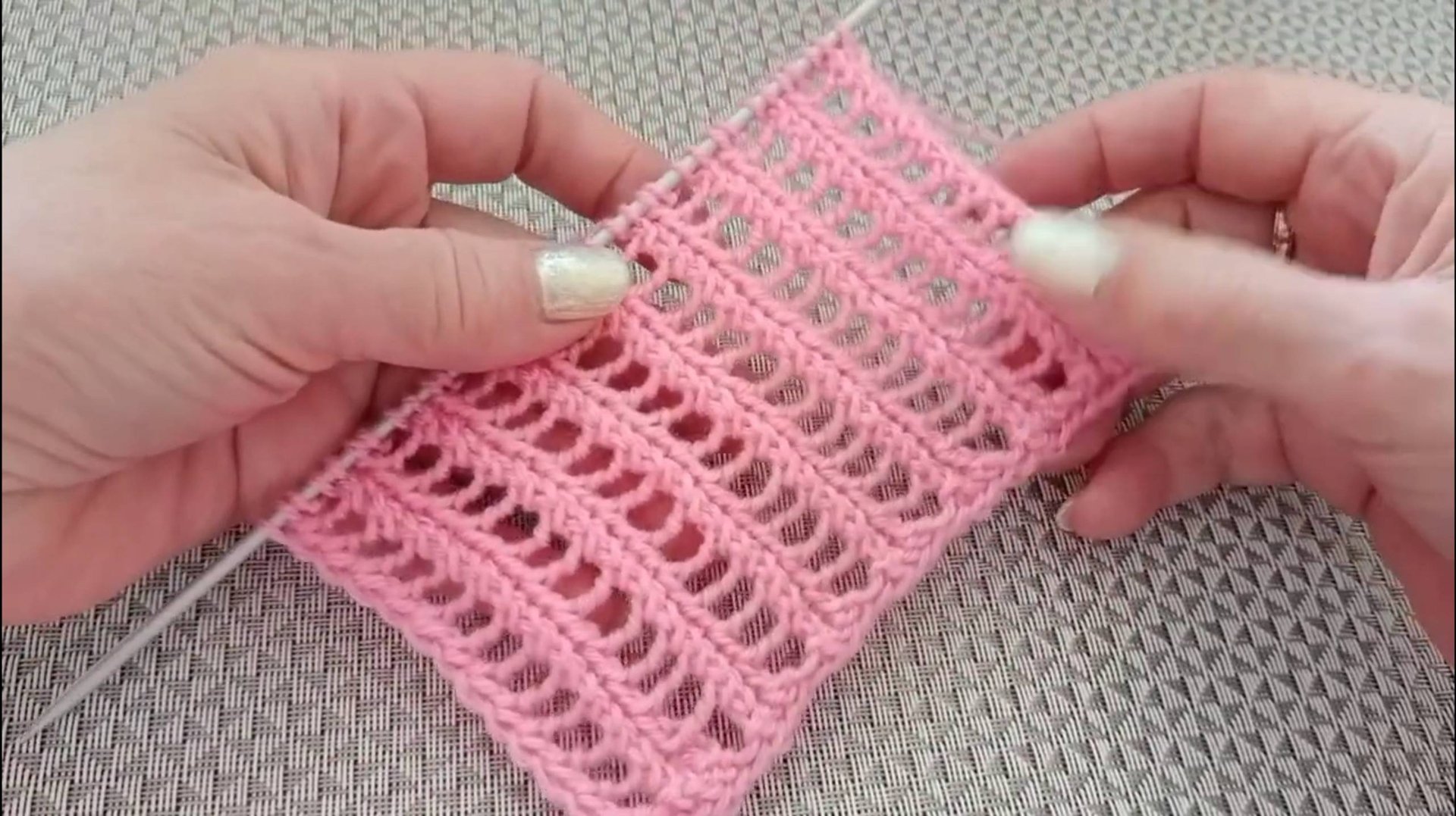 Двухсторонний ажурный узор спицами. Всего 4 петли и 2 ряда