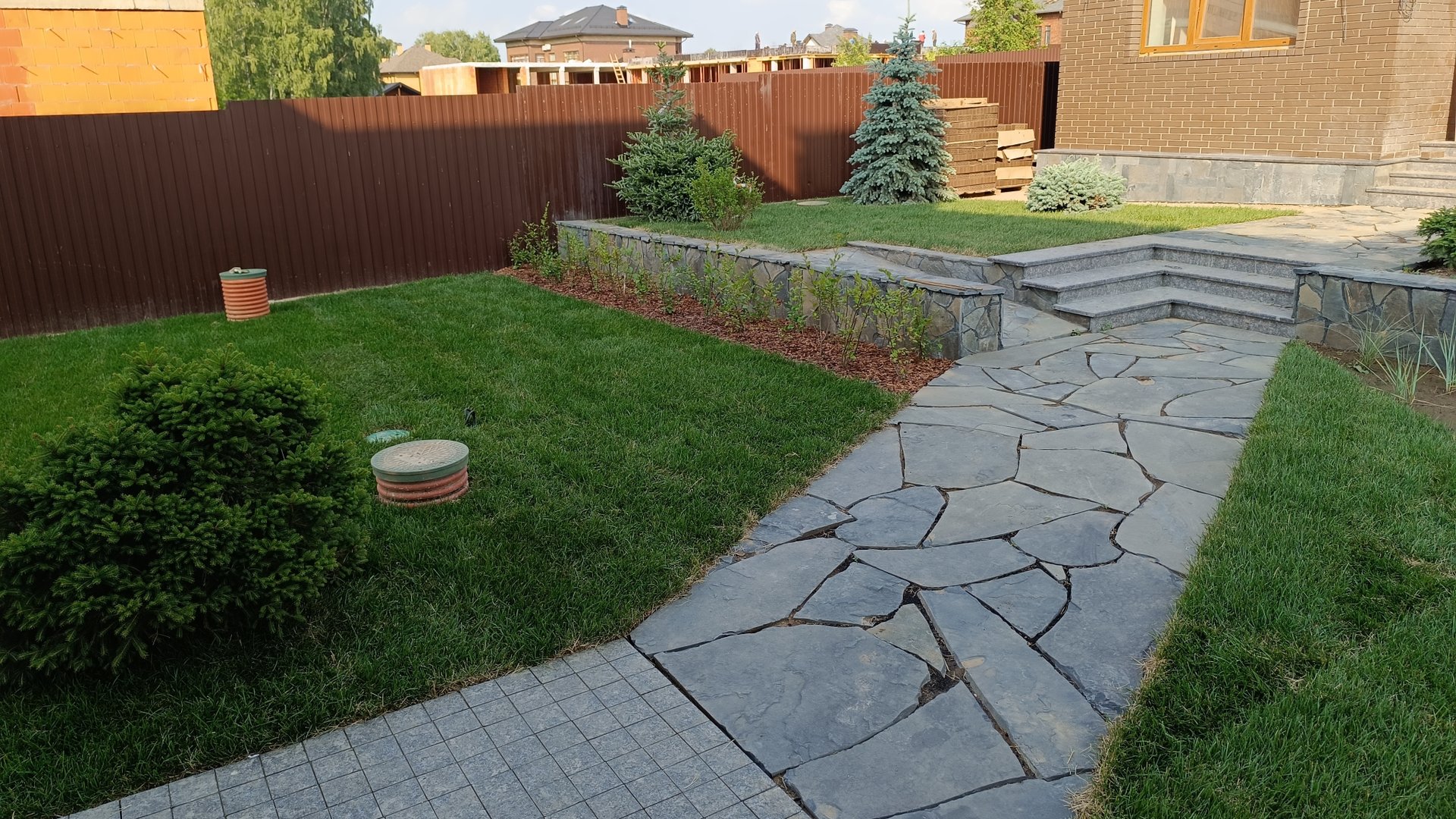 Хотите такой же красивый участок? Звоните, поможем решить вашу задачу