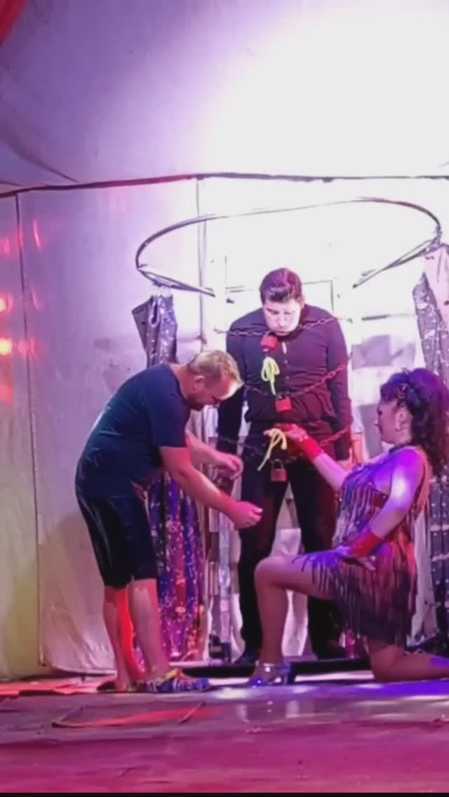 с цепями и под замками