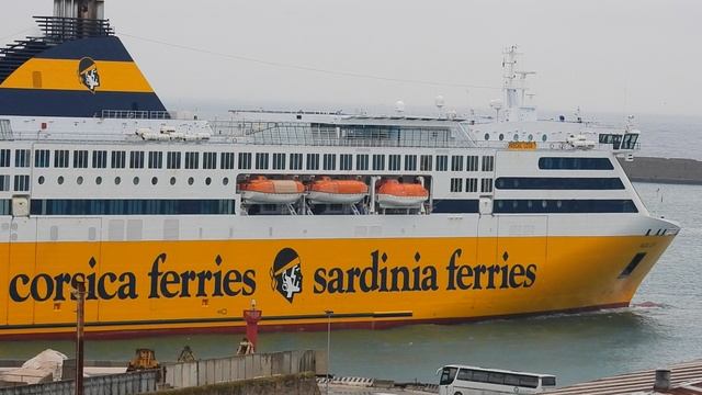 морской паром выходит из порта