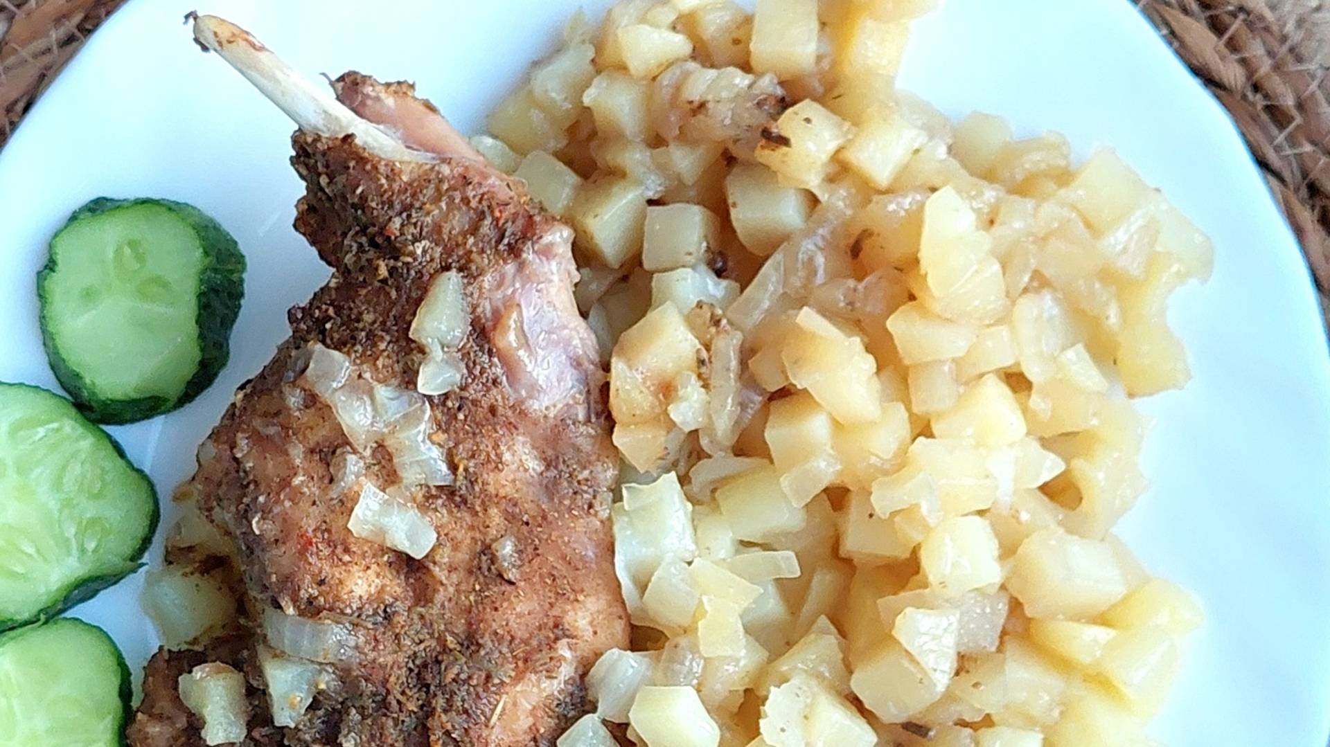 Ножки кролика, запеченные с картофелем порционно в конвертиках. Попробуйте – пальчики оближешь.