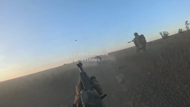 Наши бойцы попали под вражескую атаку FPV-дронов.