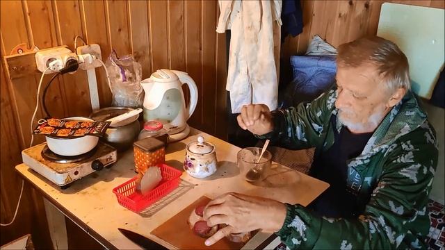 Утро. Завтрак в гараже.