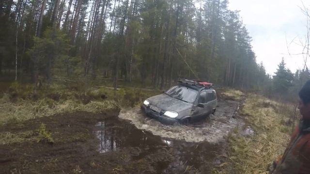 Обзор проходимости Нивы Шевроле на оффроуде. Тест Драйв полноприводной Нивы Шевроле в лесу.