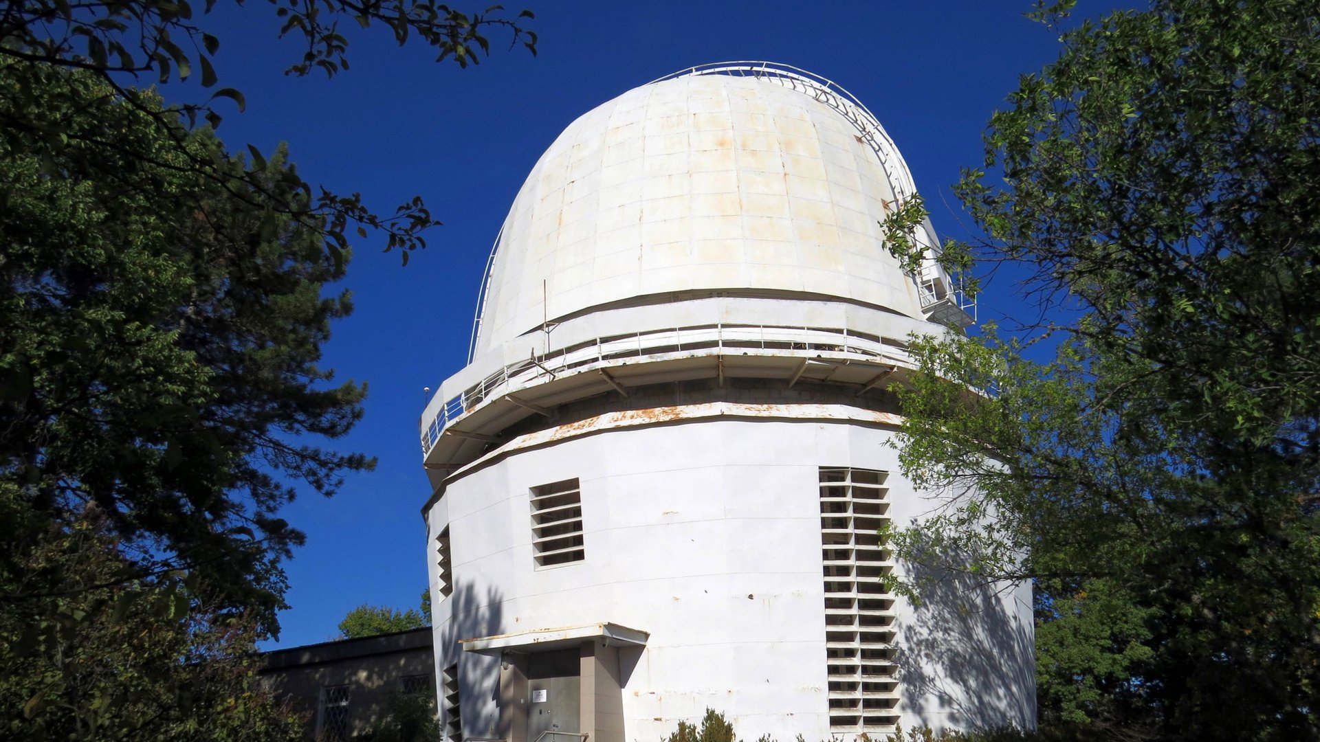 Крымская обсерватория. Между сосен и телескопов. п. Научный, Бахчисарай.