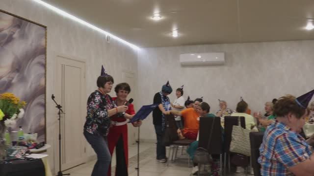 песня "Какая же я бабка?!" поет Любовь Рогожникова