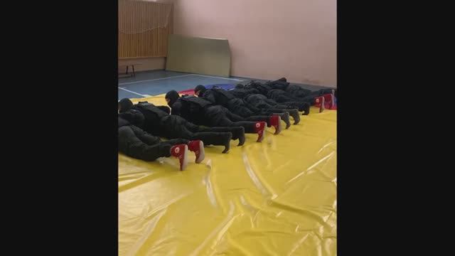 ОМОН тренировка в спортзале для похудения или в качестве артистов очередных показательных выступлени