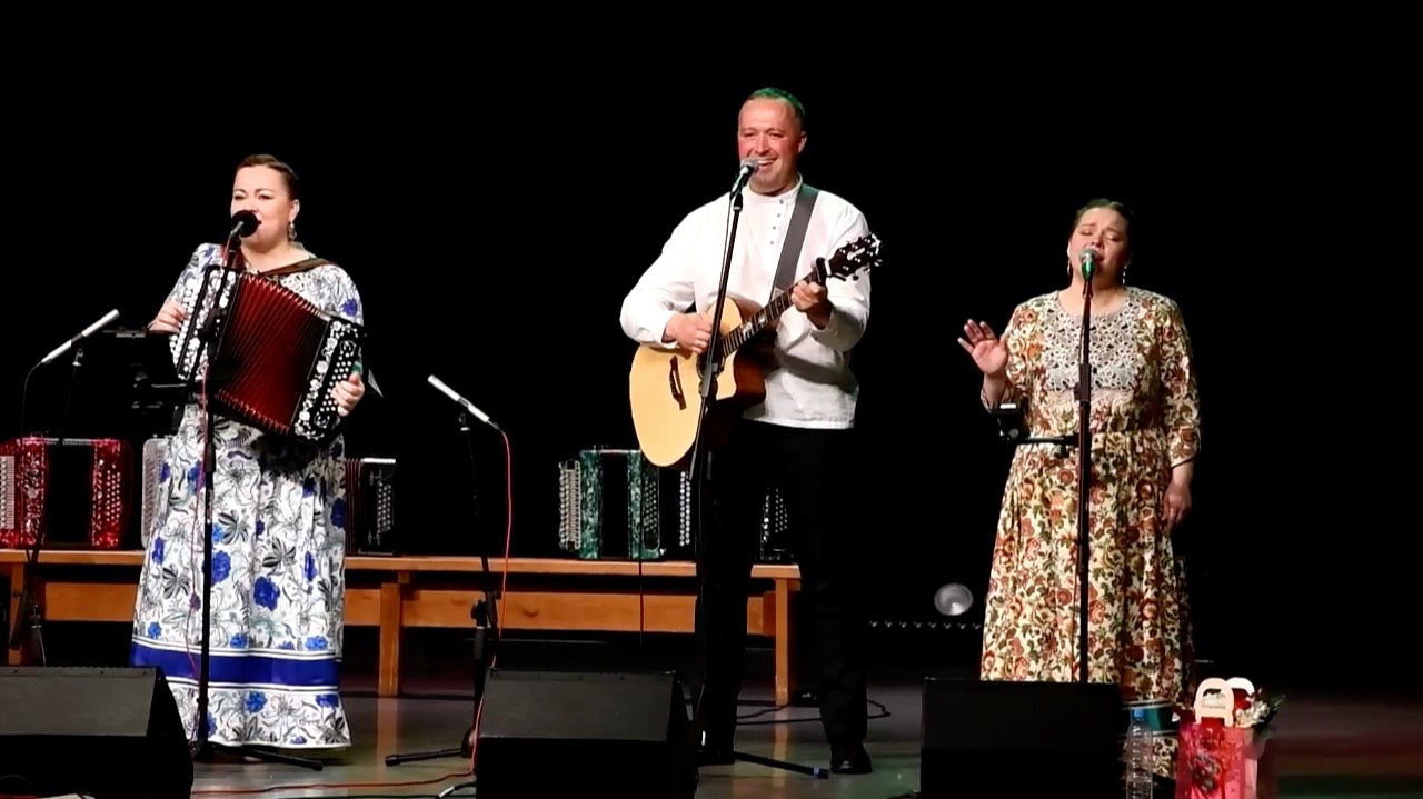 Песня возвращает в родные края: Над рекою калина – ПТАШИЦА | Песни под гармонь и гитару