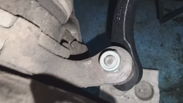 Если гайка на шаровой прокручивается