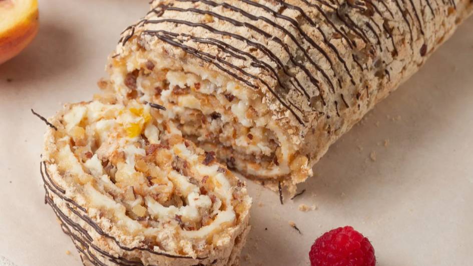 Рулет с ореховой пастой и ягодной посыпкой.