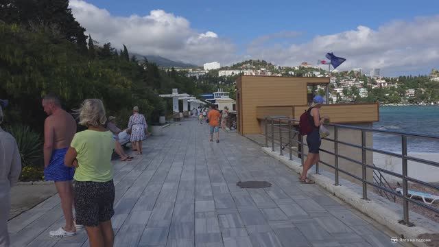 Гурзуфская набережная имени Пушкина в сентябре
