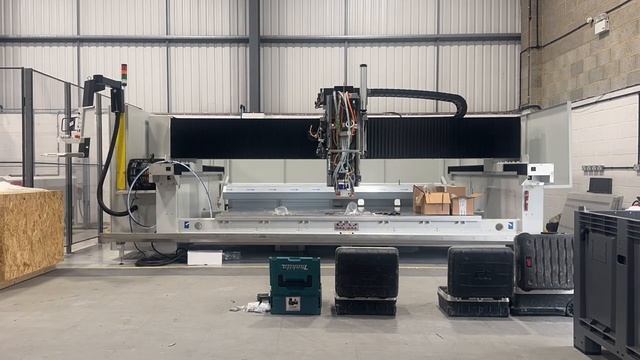 Монтаж нового Master Multi Up S MS M3 в выставочном зале Biesse UK