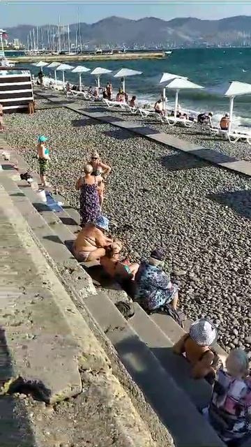 Море, пляж и волны