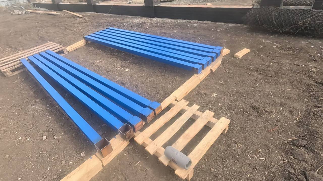 Установка заборных столбов 80*80 и демонтаж старых столбов.