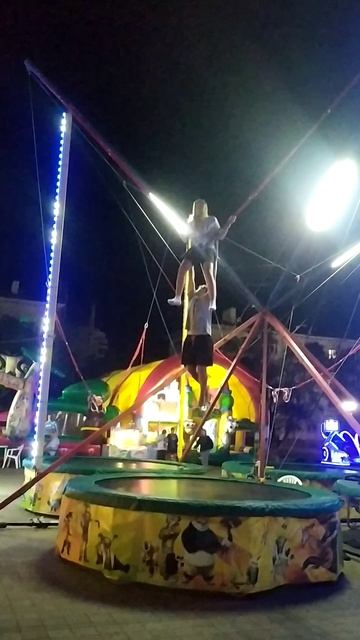 Храбрая девушка взлетает под небеса