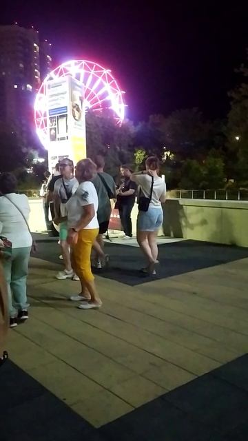 Люди танцуют, а мне нужно дальше когти рвать