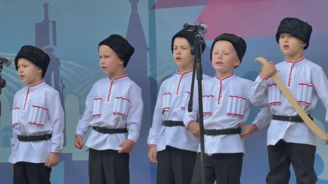 Раз-два, горе не беда - казачья строевая песня // Детский сад