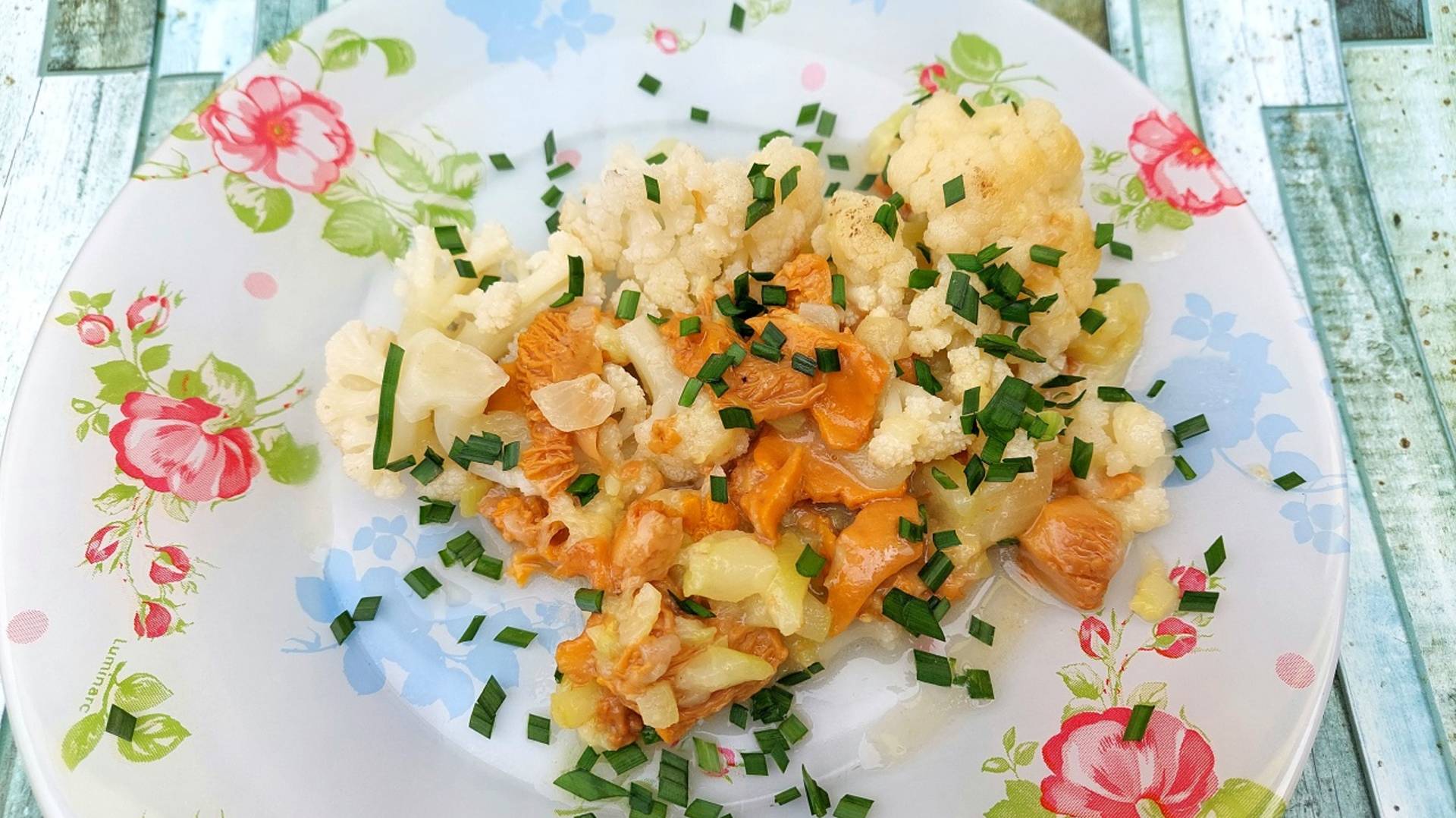 Лисички, жаренные с цветной капустой. Овощи с грибами гармонично сочетаются во вкусе.