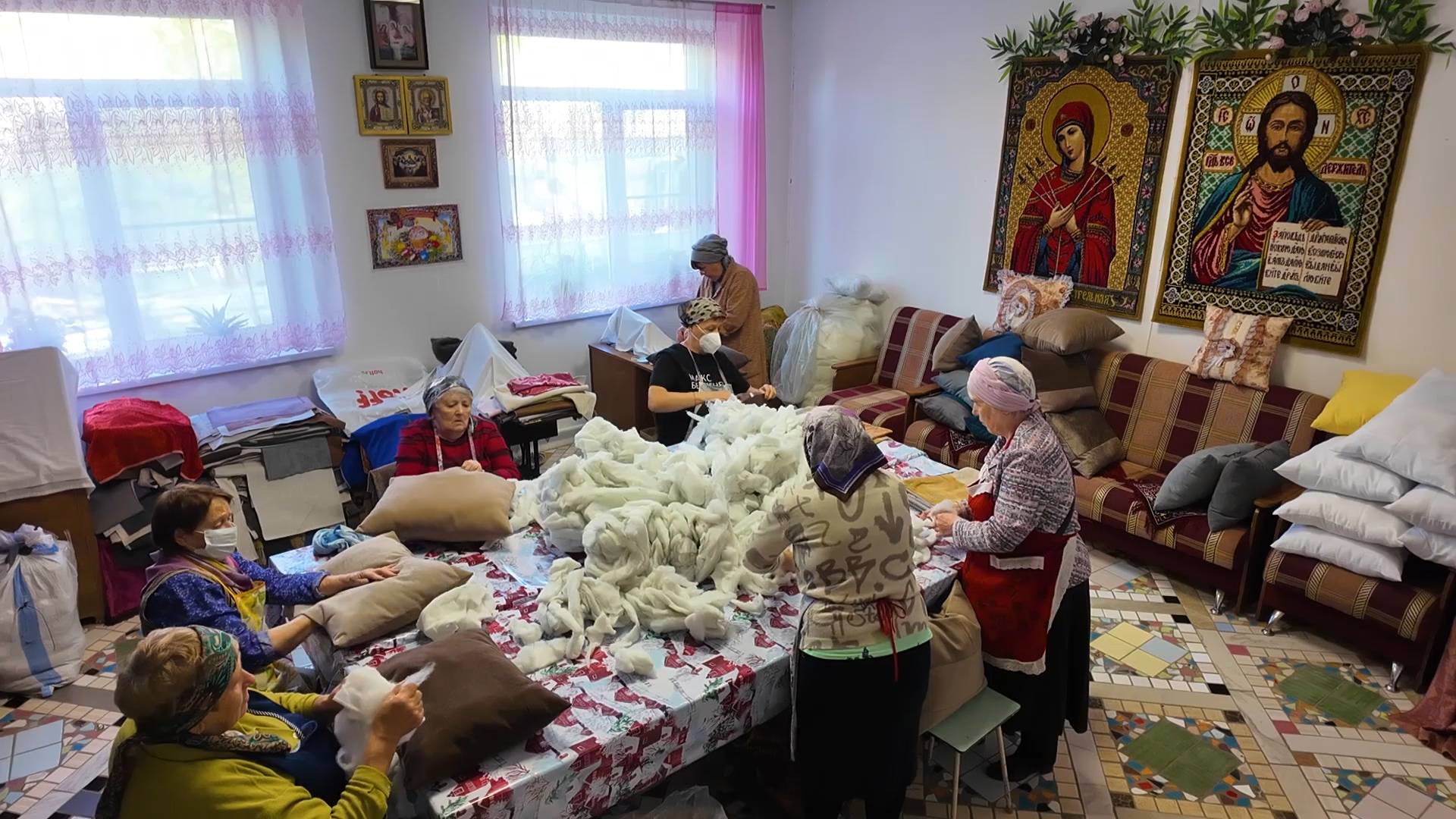 Волонтеры Бажово шьют подушки для бойцов СВО