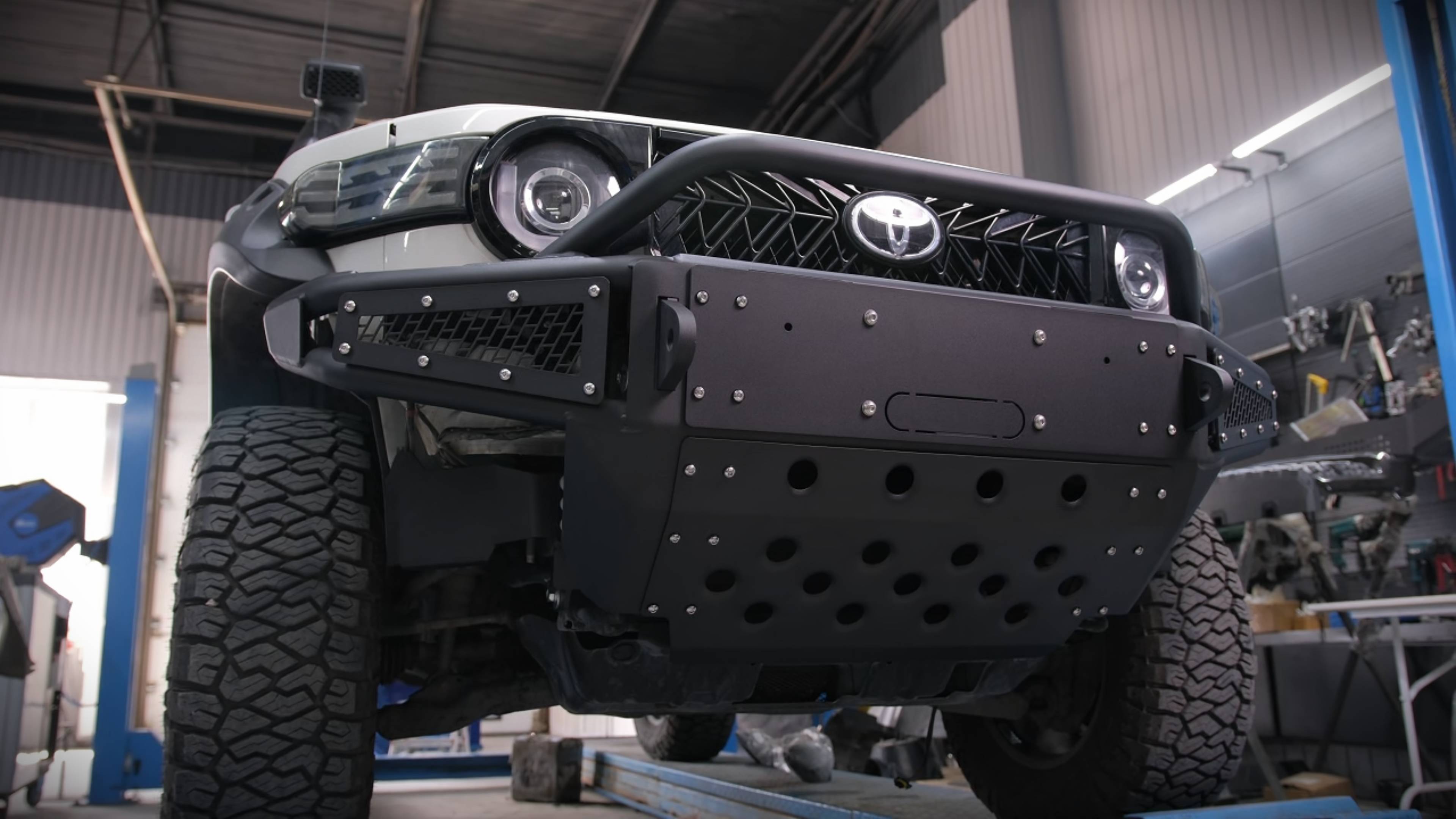 Установка переднего силового бампера BMS ALFA для Тойота FJ Cruiser 2005-2023