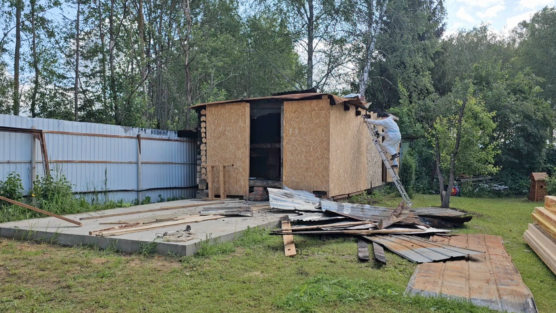НАВЕС И КРЫША ДЛЯ СГОРЕВШЕЙ БАНИ И ХОЗБЛОКА ИЗ БРУСА 200х200. Трейлер