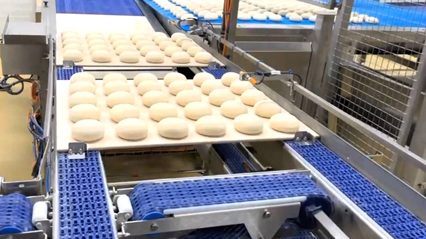 Выход тестовых заготовок после расстойки на подложках и подача в ярусную печь