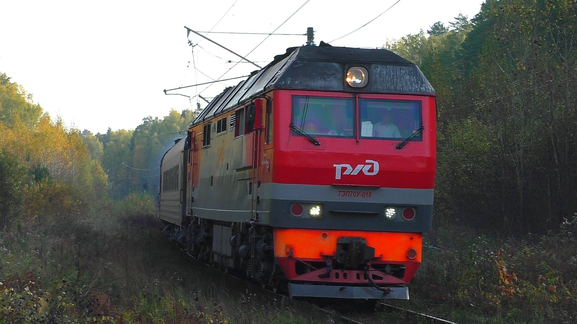 "В последние дни по деревяшке". ТЭП70У-016 с пригородным поездом Алапаевск - Екатеринбург-Пасс.