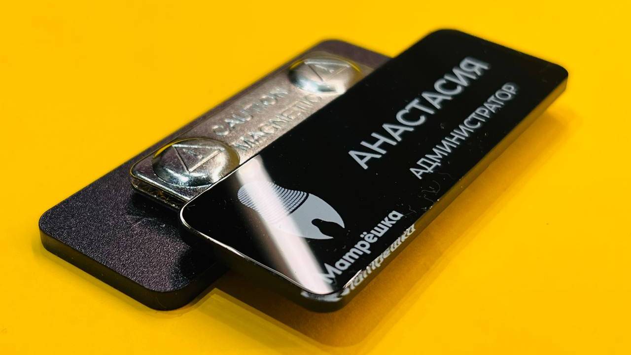 Глянцевый черный магнитный бейдж для сотрудников парикмахерской