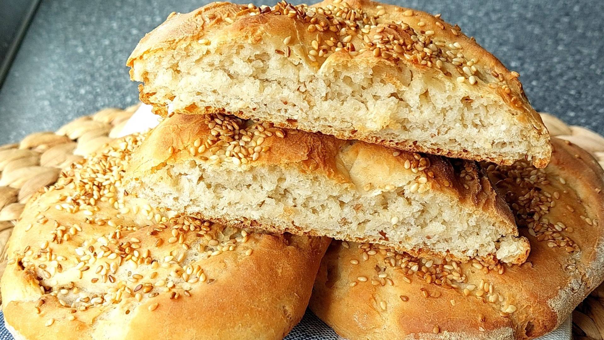 Хлеб в формовке бублика с овсяной мукой и кунжутом на картофельном отваре.