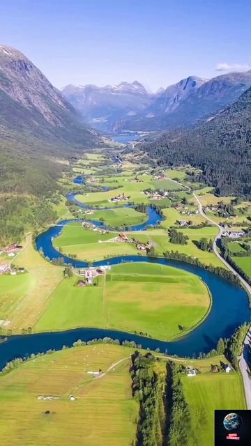 Стринеэльва в НорвегииЭта река прославилась благодаря обитающему в ней лососю и трофейной форели.