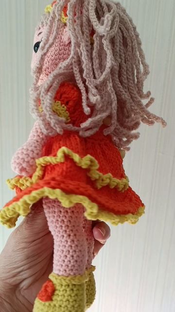 Куколка в дредах