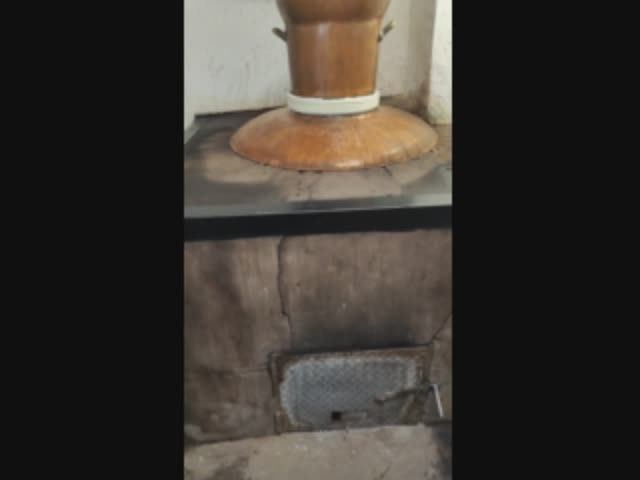 Действующий европейский самогонный аппарат / дистиллятор на дровах времён двадцатого века