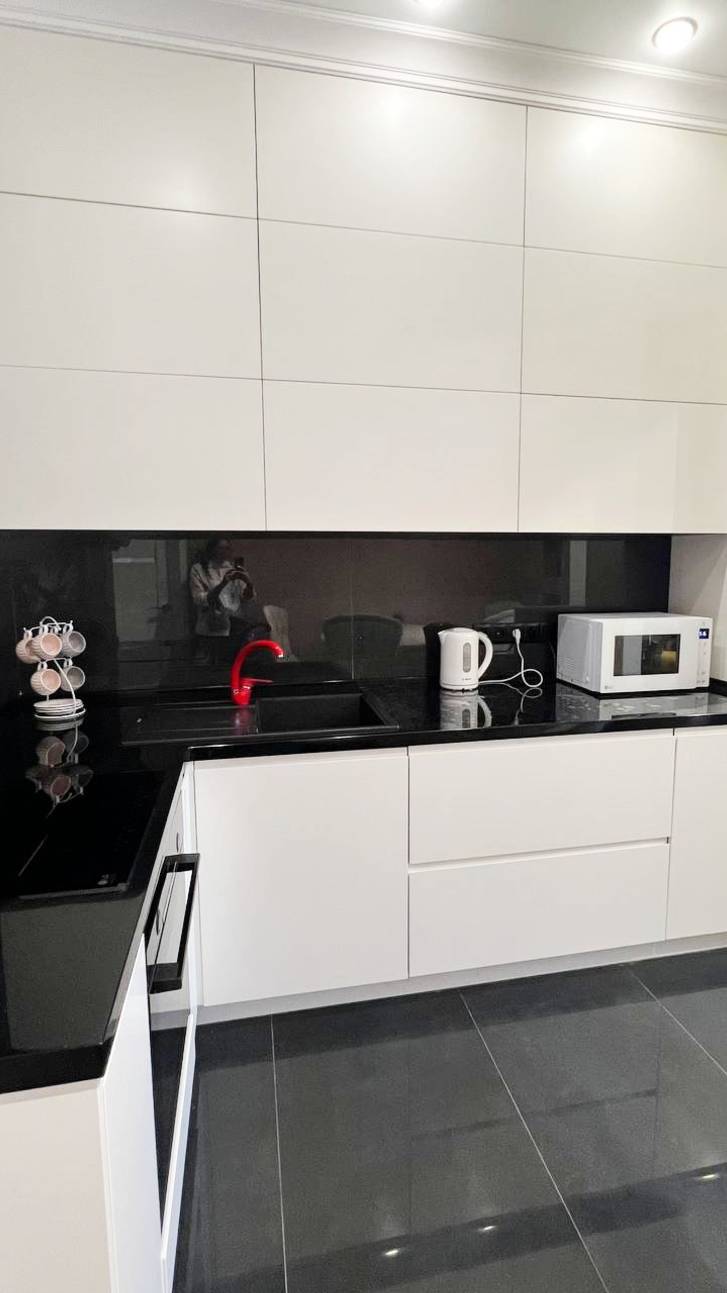 Цена квартиры в Геленджике 21 млн.р. в ЖК "Черноморский" на улице Крымской на Толстом мысе.