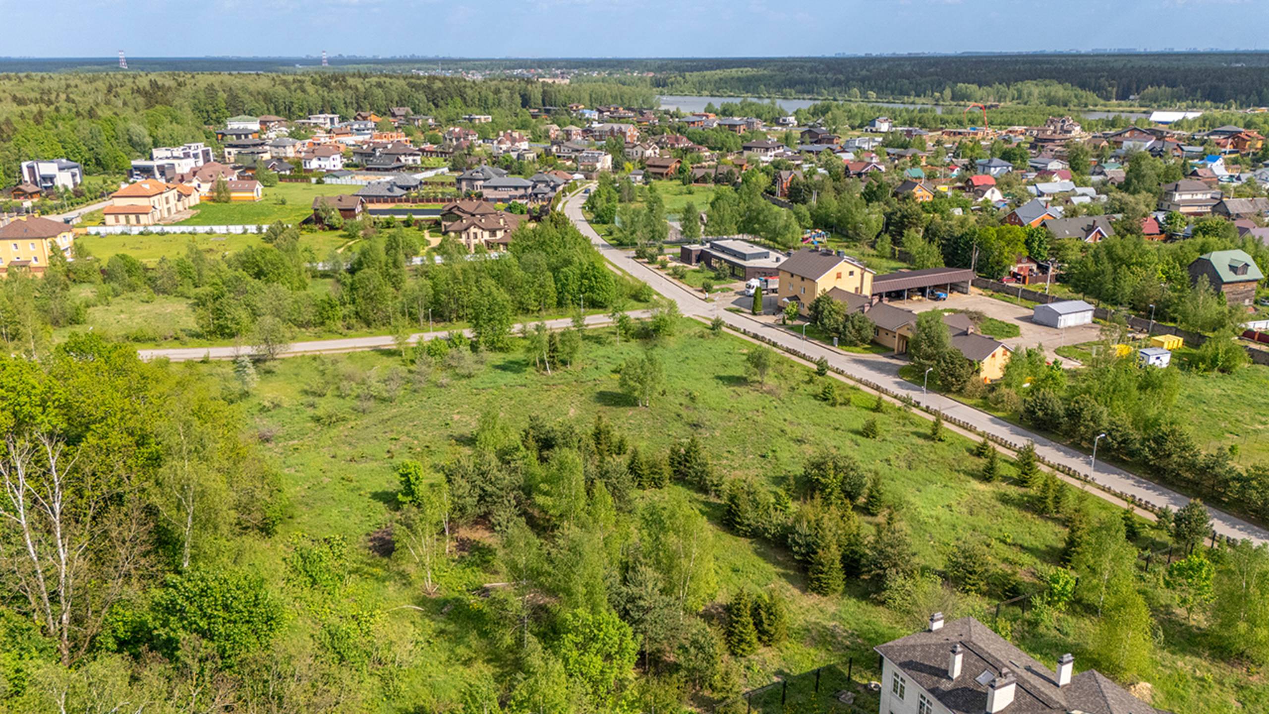 ПРИЛЕСНОЙ УЧАСТОК У ВОДЫ В КОТТЕДЖНОМ ПОСЕЛКЕ АВРОРА